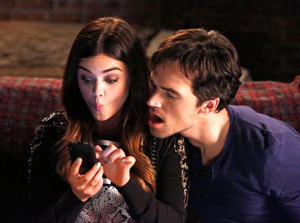 The Twelve Dates of Christmas: Lucy Hale e Ian Harding di Pretty Little ...