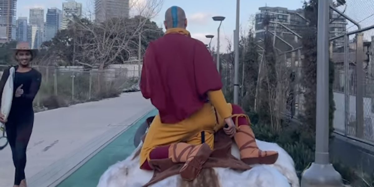 Avatar: l'ultimo dominatore dell'aria cavalca un Appa per le strade in ...