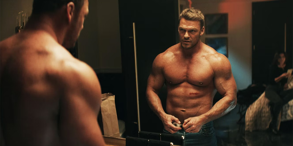 Reacher: Alan Ritchson chiarisce le notizie sui 15 kg di massa presi ...