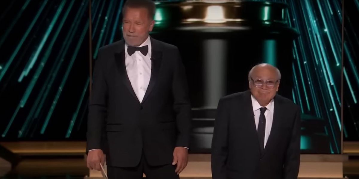 La reunion di Arnold Schwarzenegger e Danny DeVito agli Oscar diventa un divertente "attacco" al ...