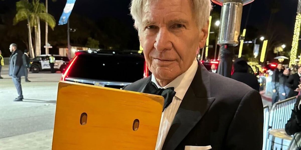 Harrison Ford posa ai Golden Globe 2024 con Sōta da Suzume, l'anime di ...