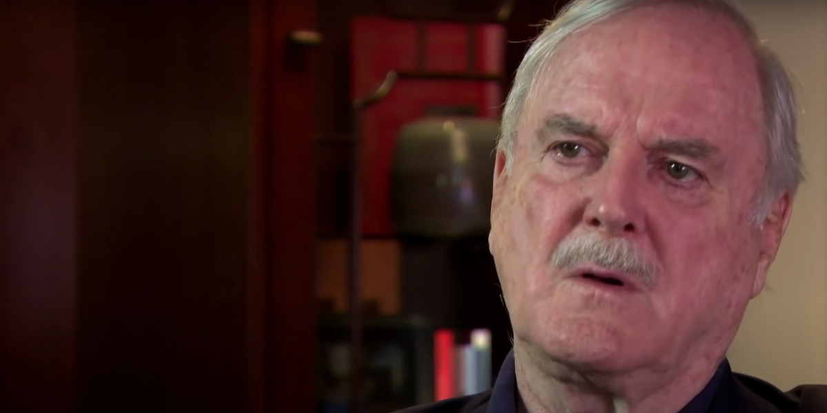 John Cleese paragona Trump a Hitler, si scusa per la "pessima battuta ...