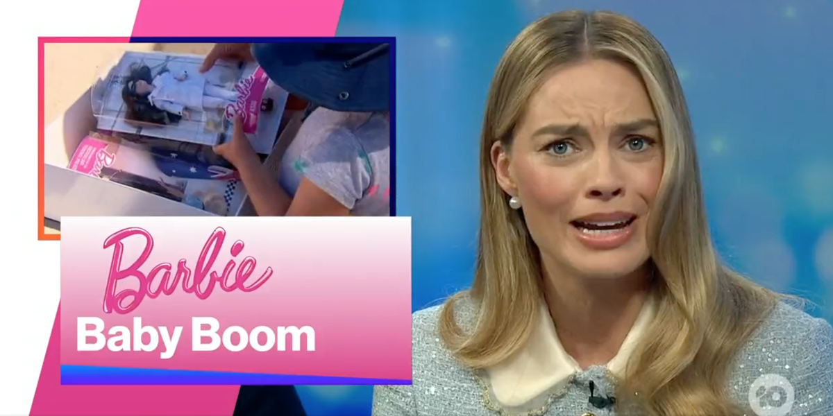 Margot Robbie legge le notizie in versione Barbie anchorwoman durante ...
